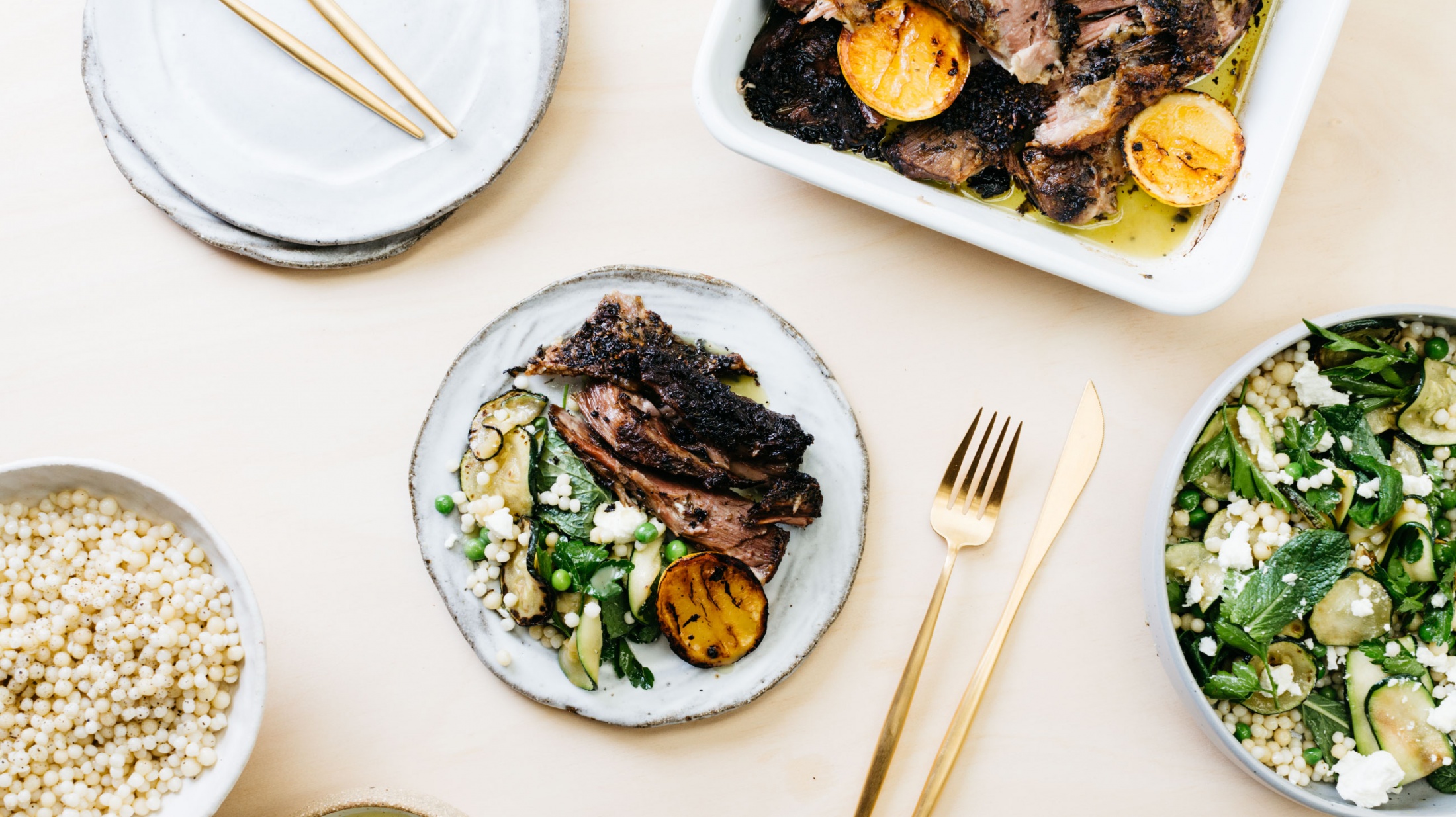 慢炖烤羊肉配蒸粗麦粉+蔬菜沙拉